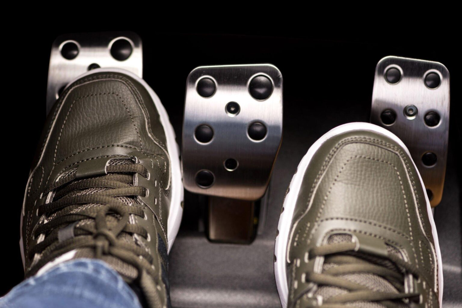 What Does Riding The Clutch Mean? How to Avoid It?