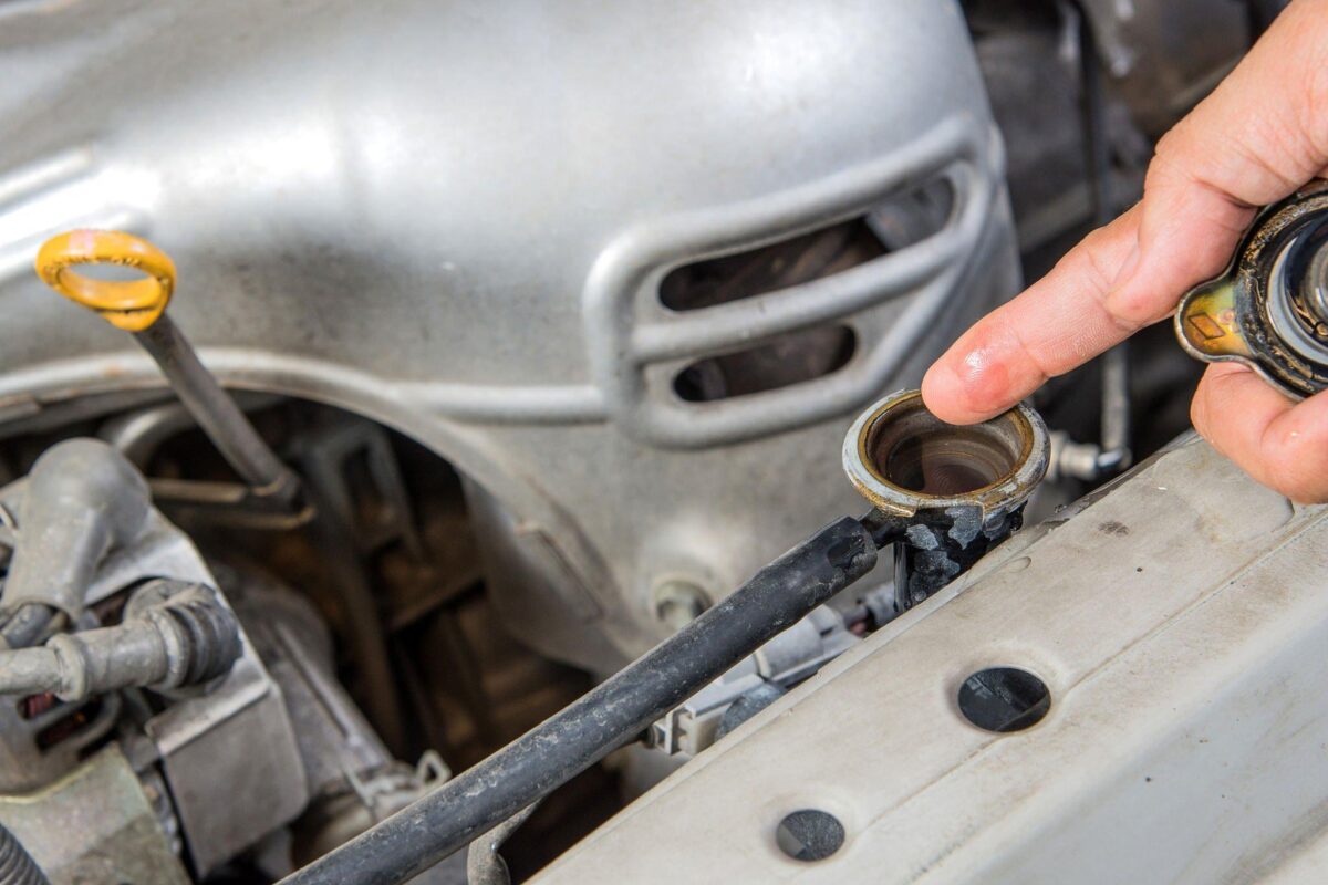 Why does my engine oil get dirty so fast? Causes & methods
