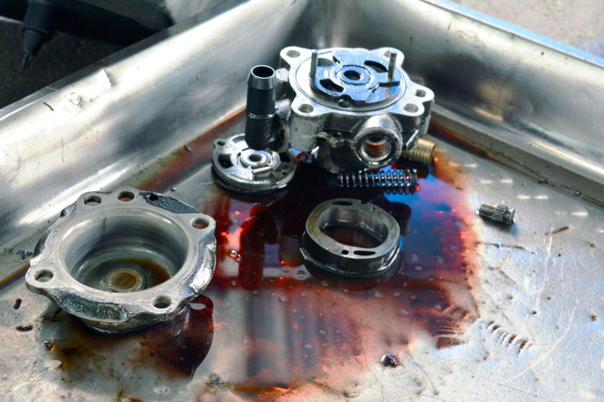 Why does my engine oil get dirty so fast? Causes & methods
